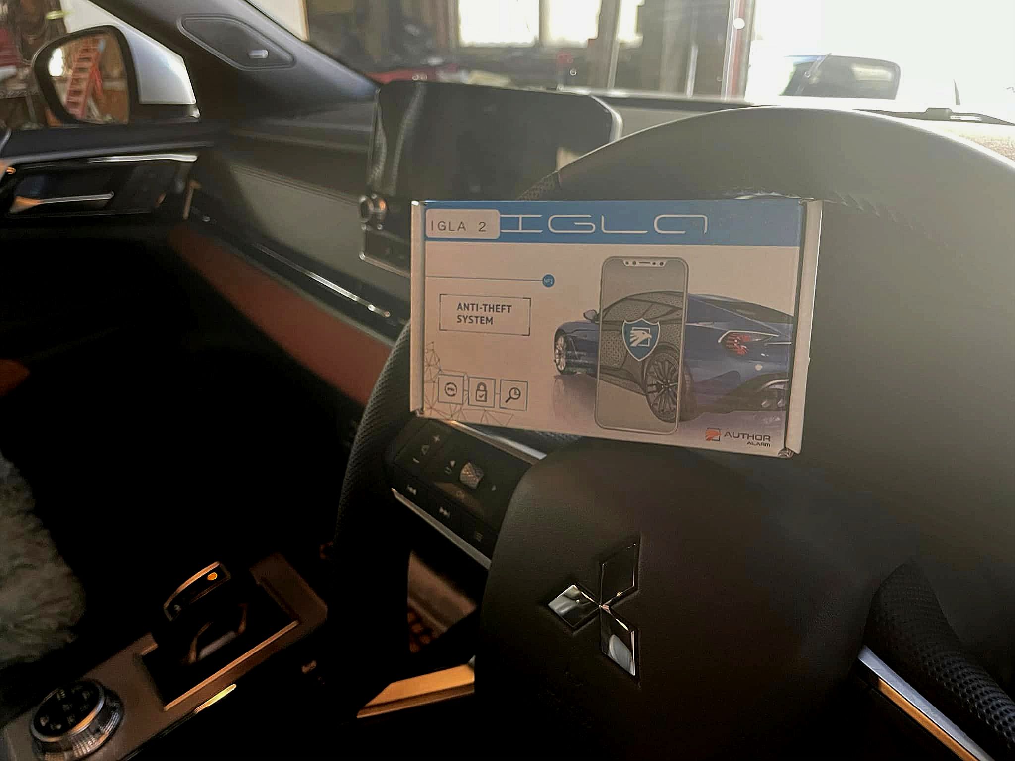 三菱 アウトランダーPHEVにIGLA2＋の取り付け - オーサーアラーム、IGLAセキュリティ取り付け ピットサービス・ケン