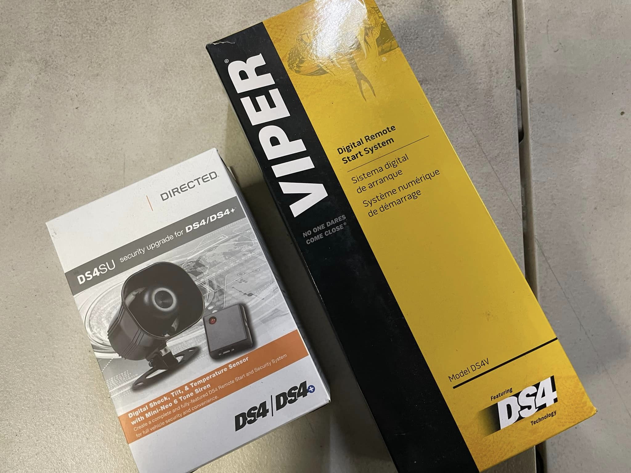 2023年11月21日 ハイエースにVIPER DS4取り付け - 大阪北摂のカーセキュリティ専門店｜車両盗難対策ならピットサービスケン