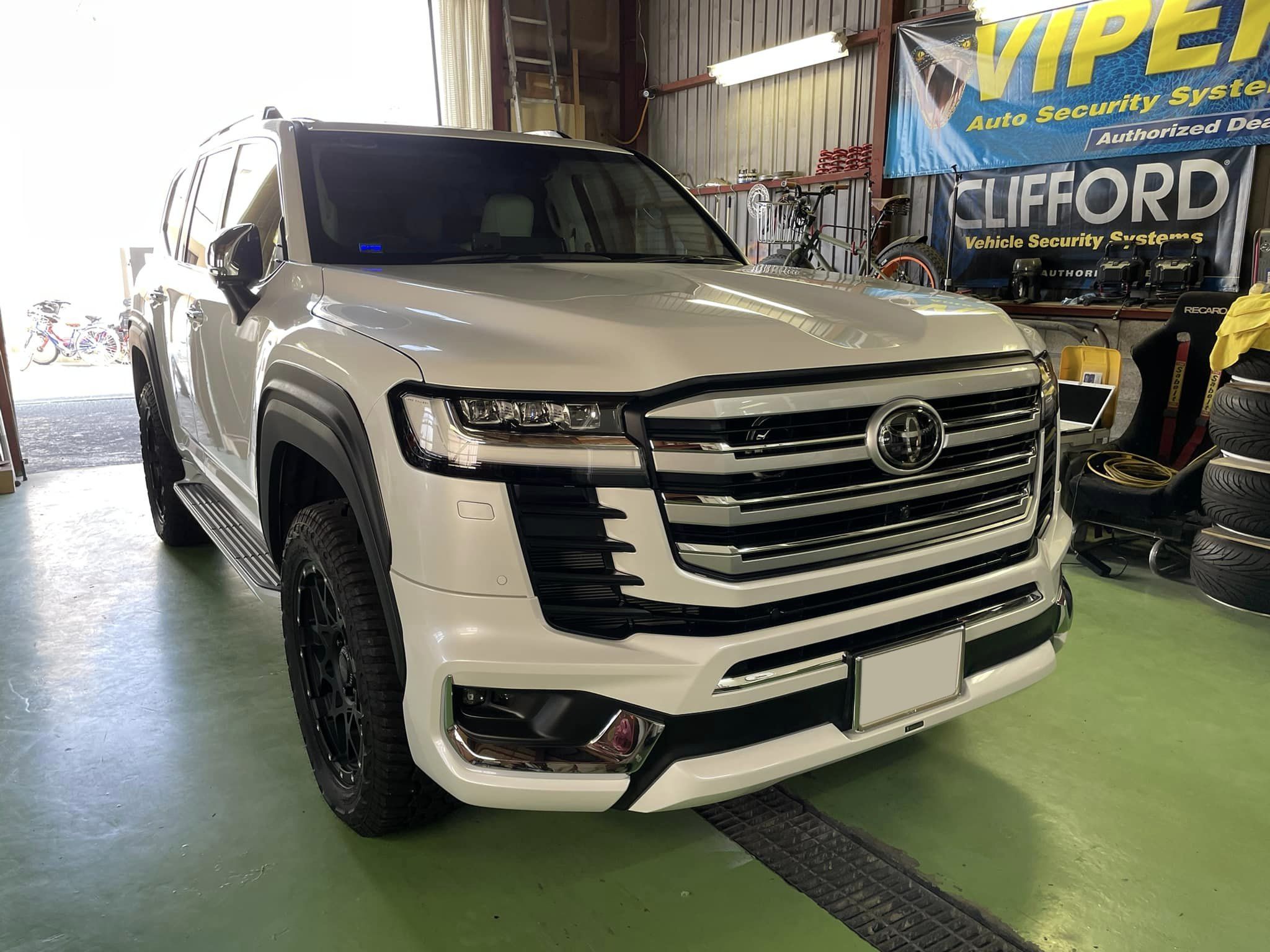 ランクル300にIGLAアラームとスキャナー取り付け - オーサーアラーム、IGLAセキュリティ取り付け ピットサービス・ケン